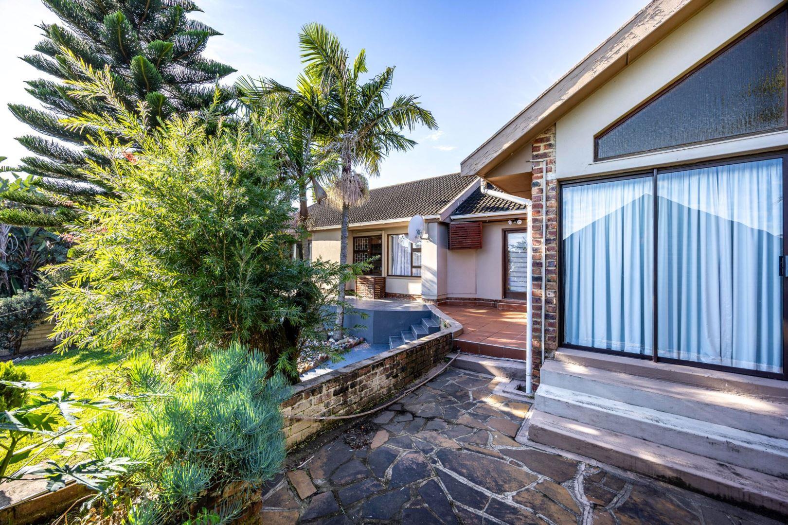 4 Bedroom House for sale in Beacon Bay - P24-115977365