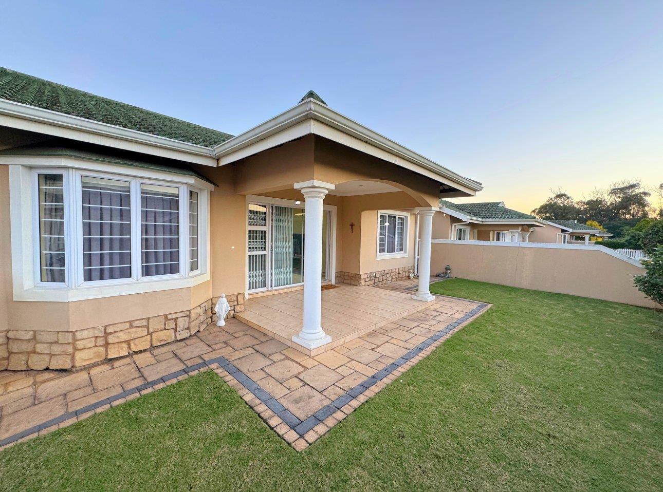 3 Bedroom Townhouse for sale in Mount Edgecombe - P24-115988810