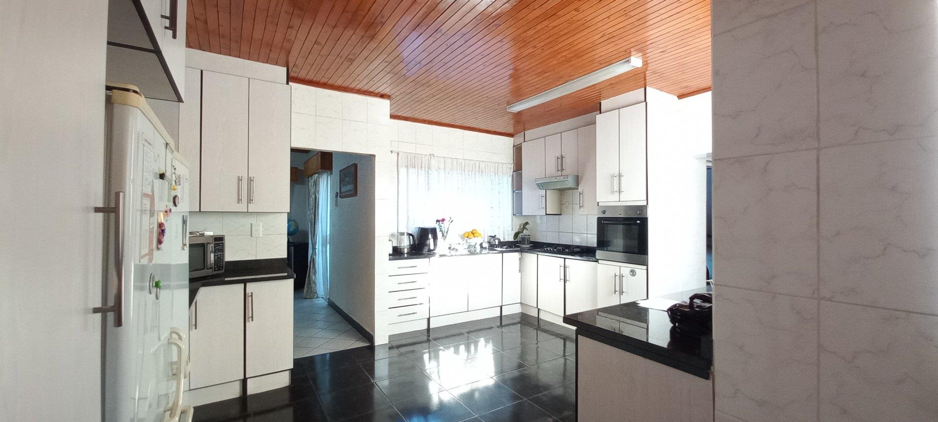 4 Bedroom House for sale in Carletonville Central - P24-115989850