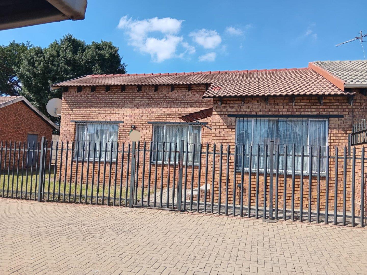 2 Bedroom Townhouse for sale in Witbank Ext 10 - P24-115991481
