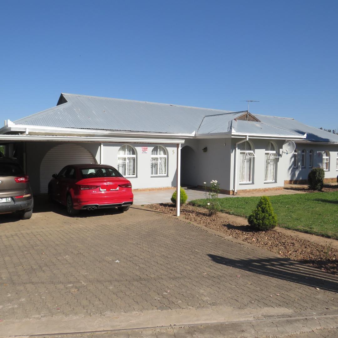 5 Bedroom House for sale in Van Coller Park - 5 Swartberg Road - P24 ...