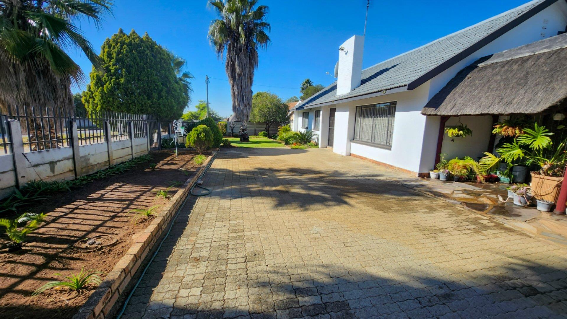 2 Bedroom House for sale in Meiringspark - P24-116009690