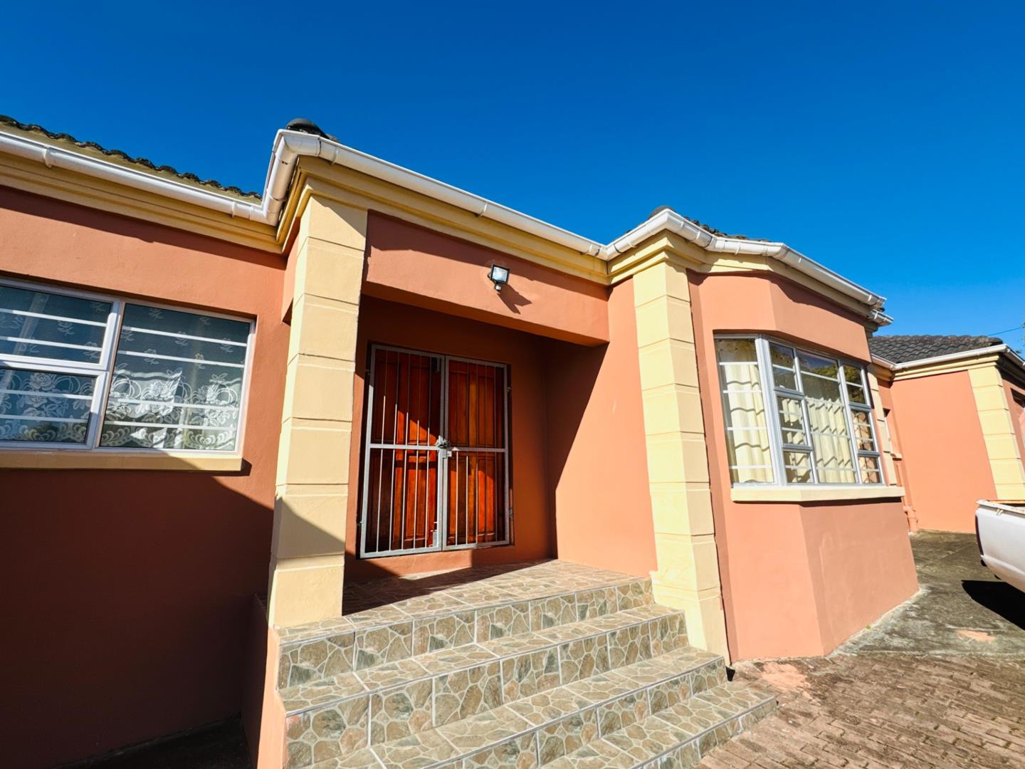 5 Bedroom House for sale in Beacon Bay - P24-116015257