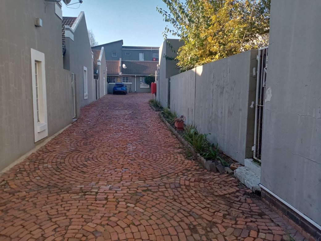 1 Bedroom Townhouse for sale in Westdene - P24-116015802