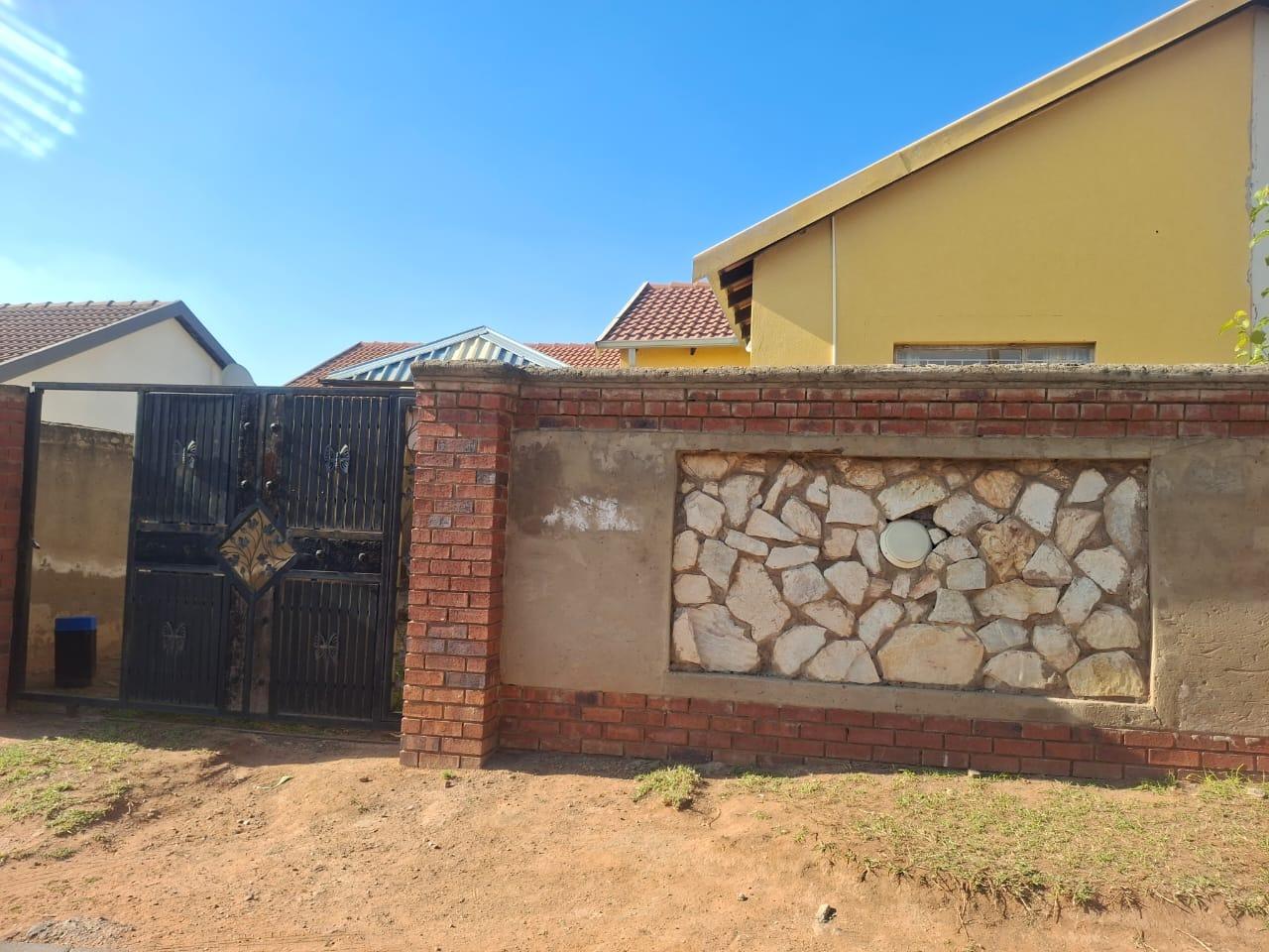 2 Bedroom House for sale in Fleurhof - 11 Phlox Lane - P24-116016943