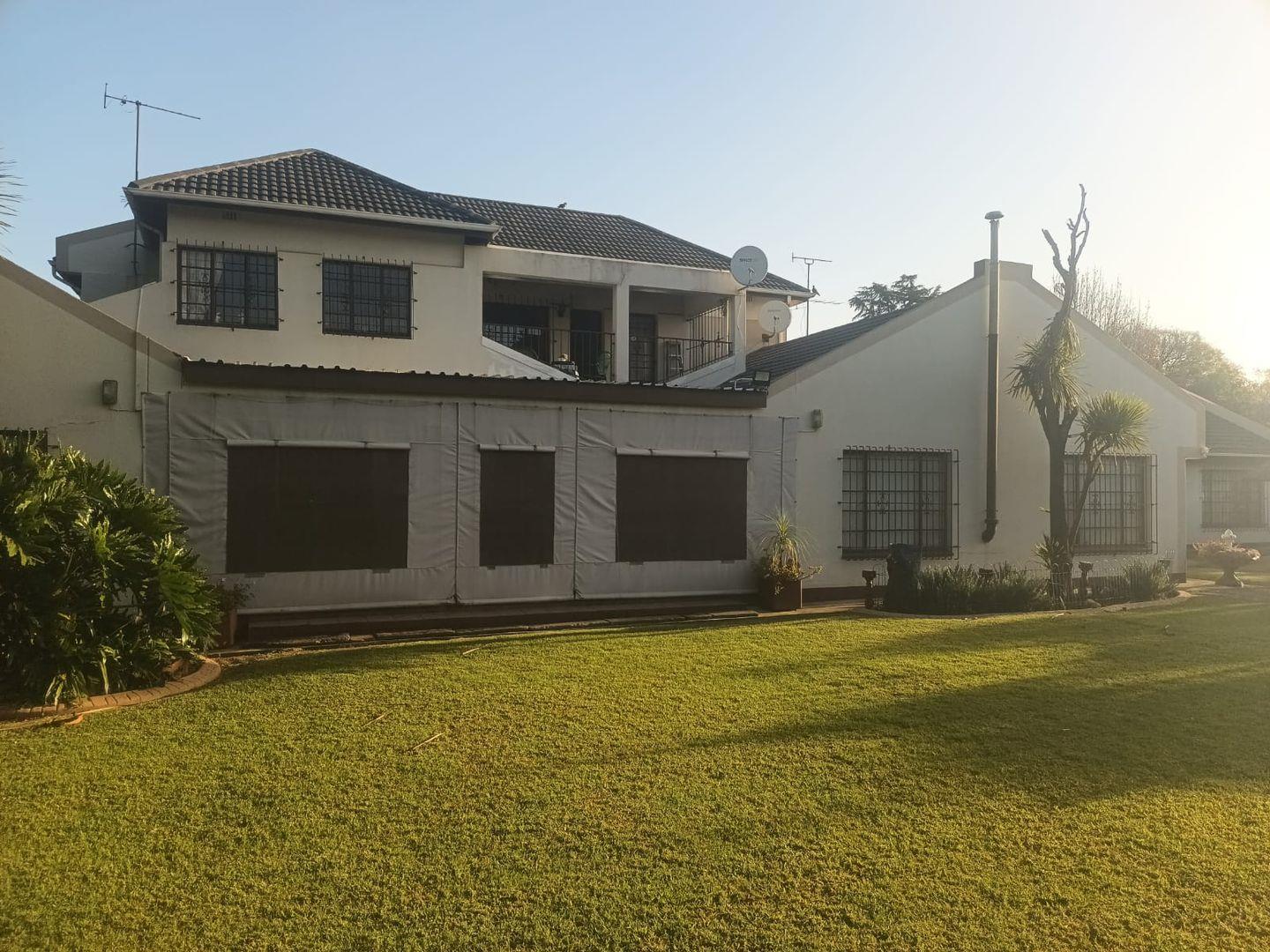 4 Bedroom House for sale in Selection Park - P24-116016995