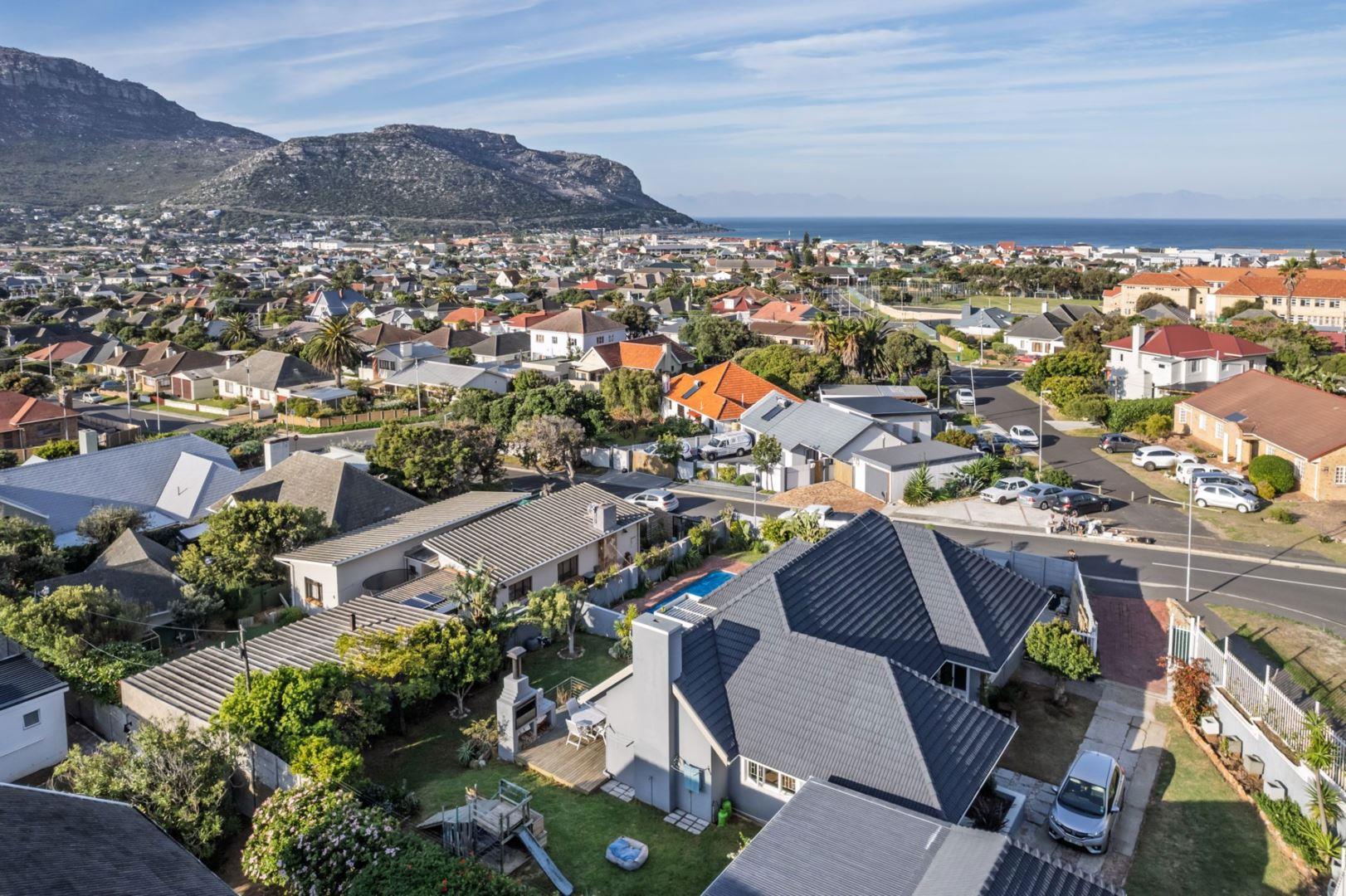 4 Bedroom House for sale in Fish Hoek - 2 Eleventh Avenue - P24-116019315