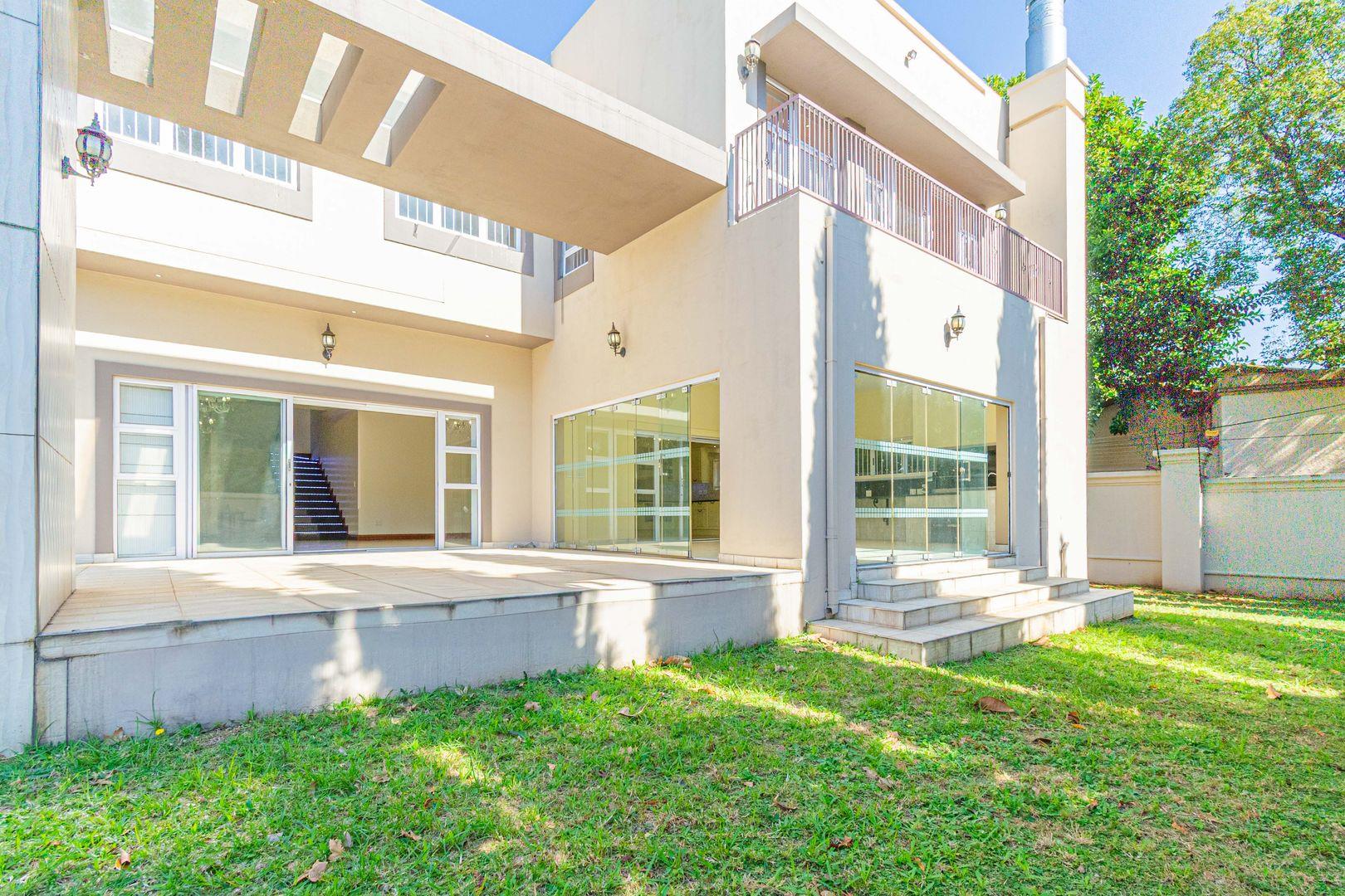 4 Bedroom House for sale in Senderwood - P24-116022583