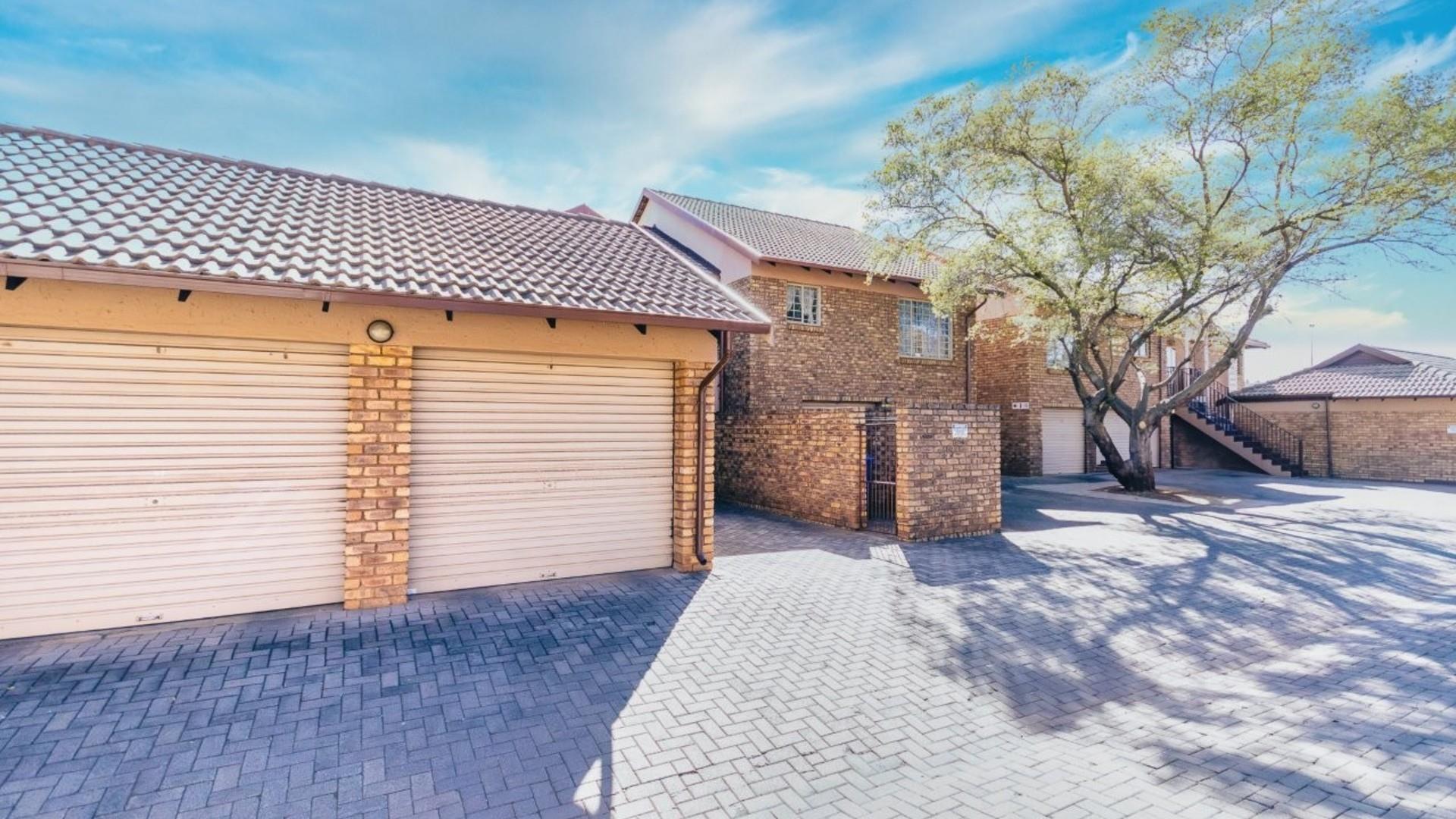 2 Bedroom Apartment / flat for sale in Pierre Van Ryneveld - P24-115841104