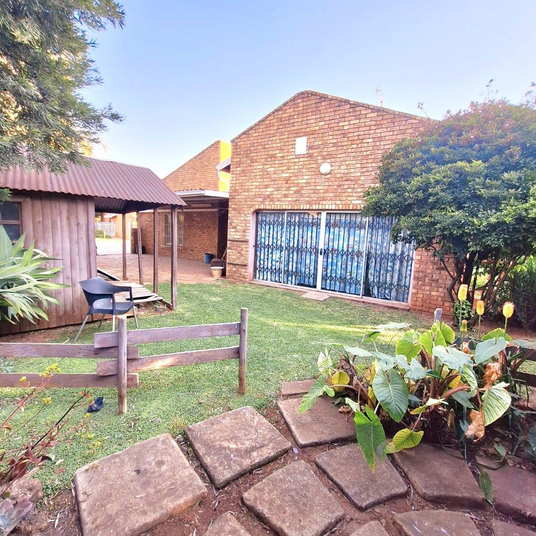 4 Bedroom Townhouse for sale in Birchleigh - P24-116029046