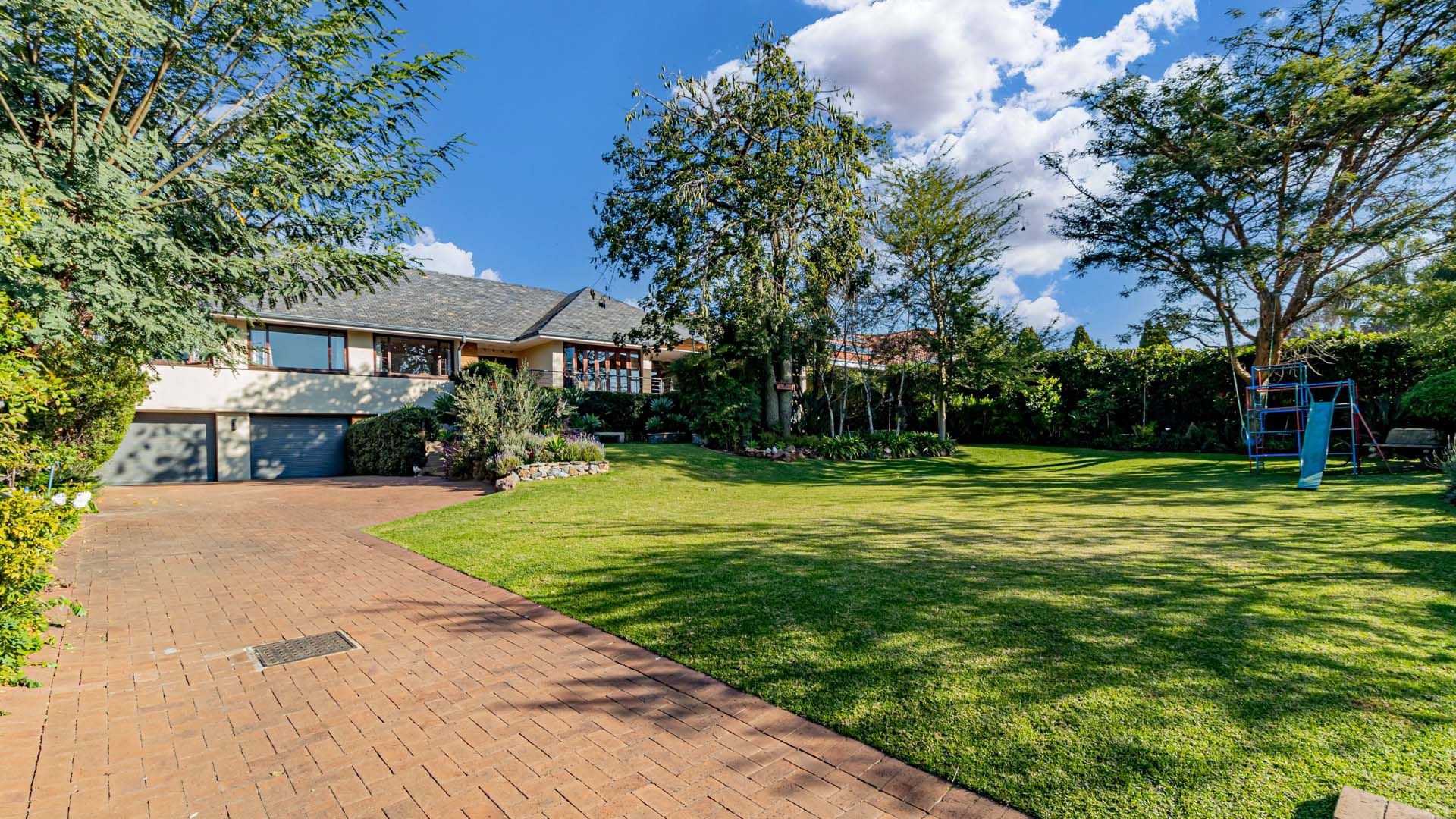 4 Bedroom House for sale in Linksfield - P24-116036442