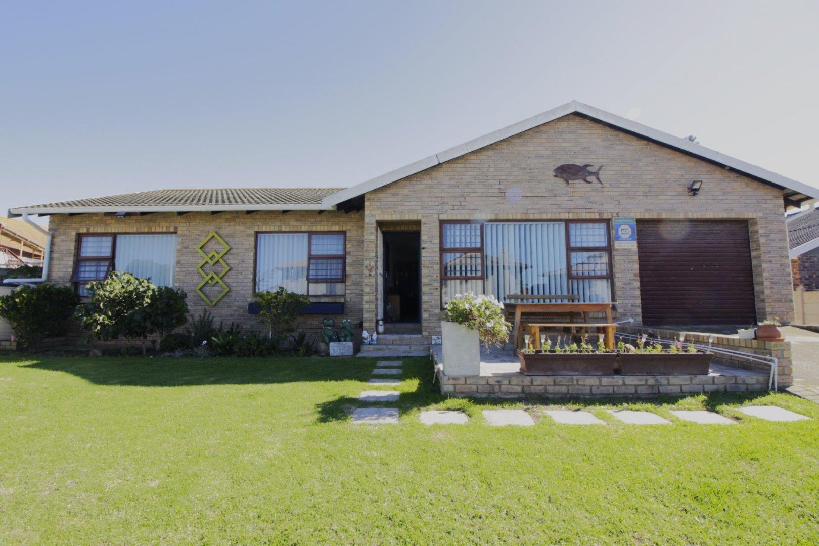 3 Bedroom House for sale in Wavecrest - P24-116045007