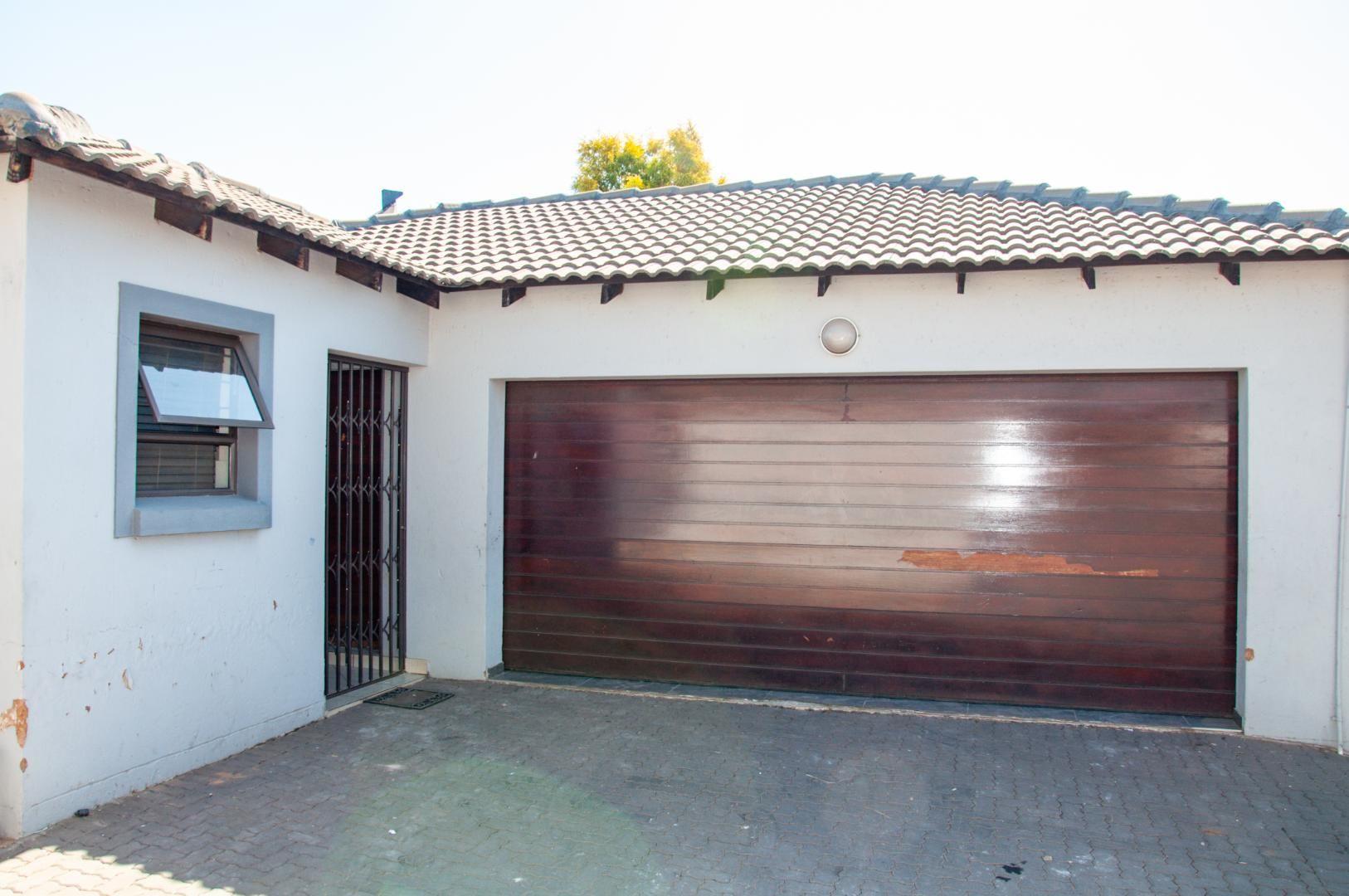 3 Bedroom Townhouse for sale in Thatchfield Hills - P24-116055719