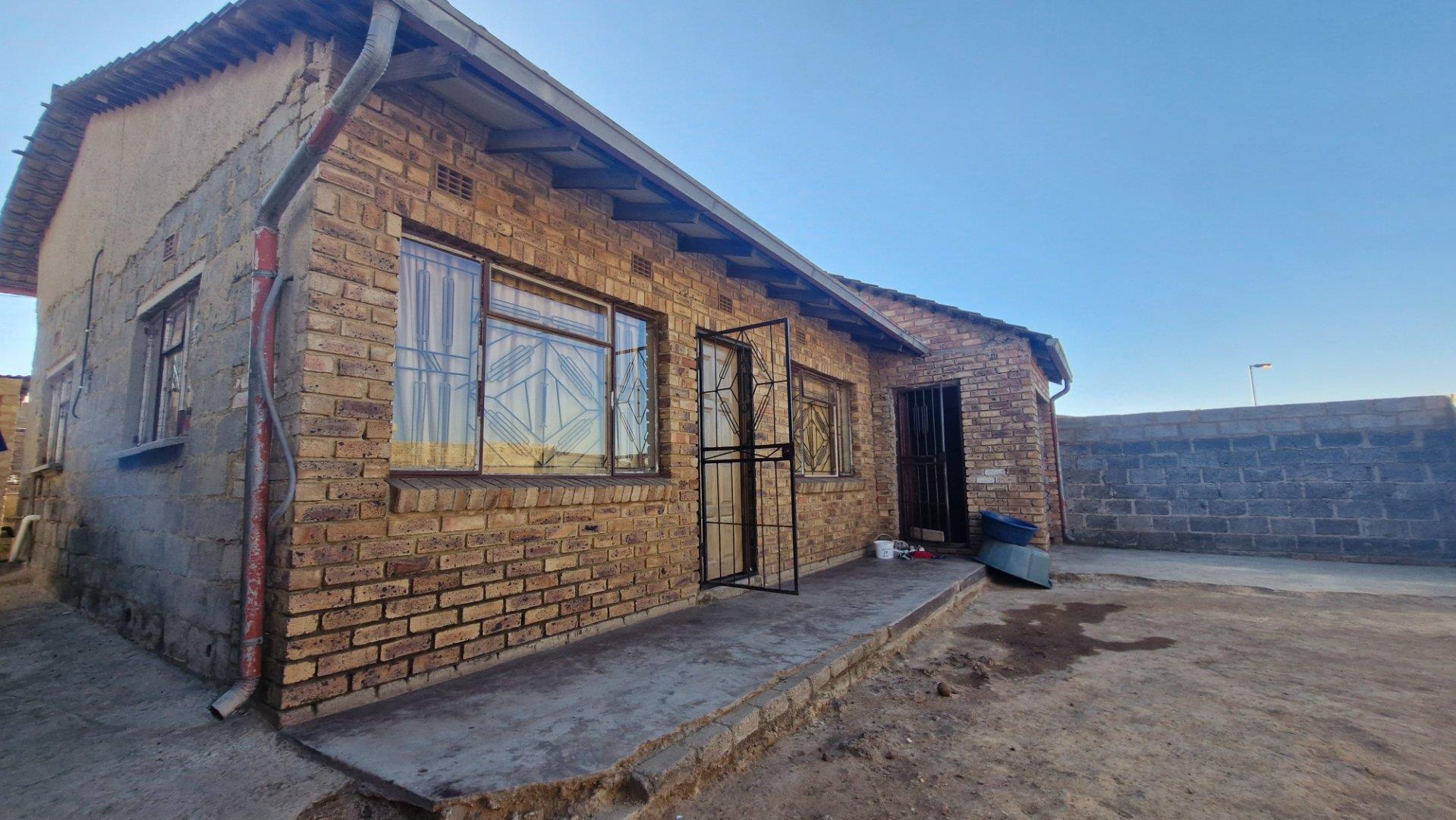 4 Bedroom House for sale in Phomolong - 51 Democracy Street - P24-116056366