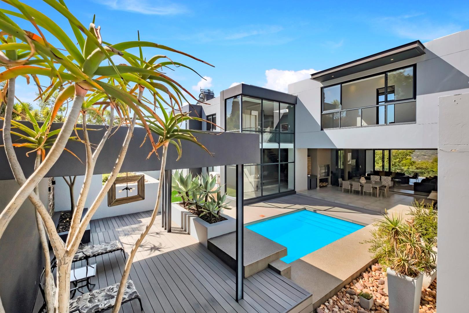 6 Bedroom House for sale in Featherbrooke Estate - P24-116057376