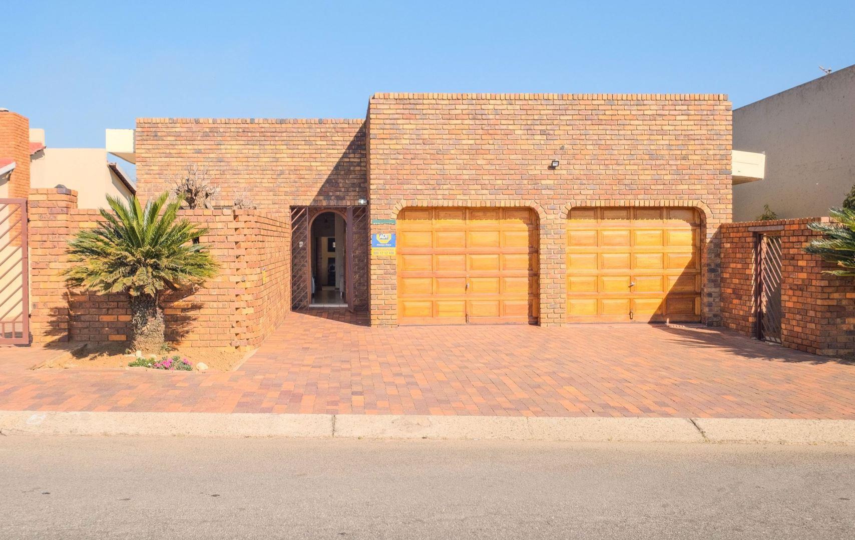 4 Bedroom House for sale in Diepkloof - P24-116058890