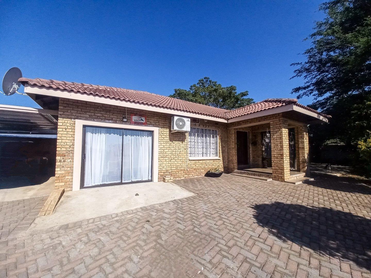 4 Bedroom House for sale in Barberton - 4 Naboom Street - P24-115987282