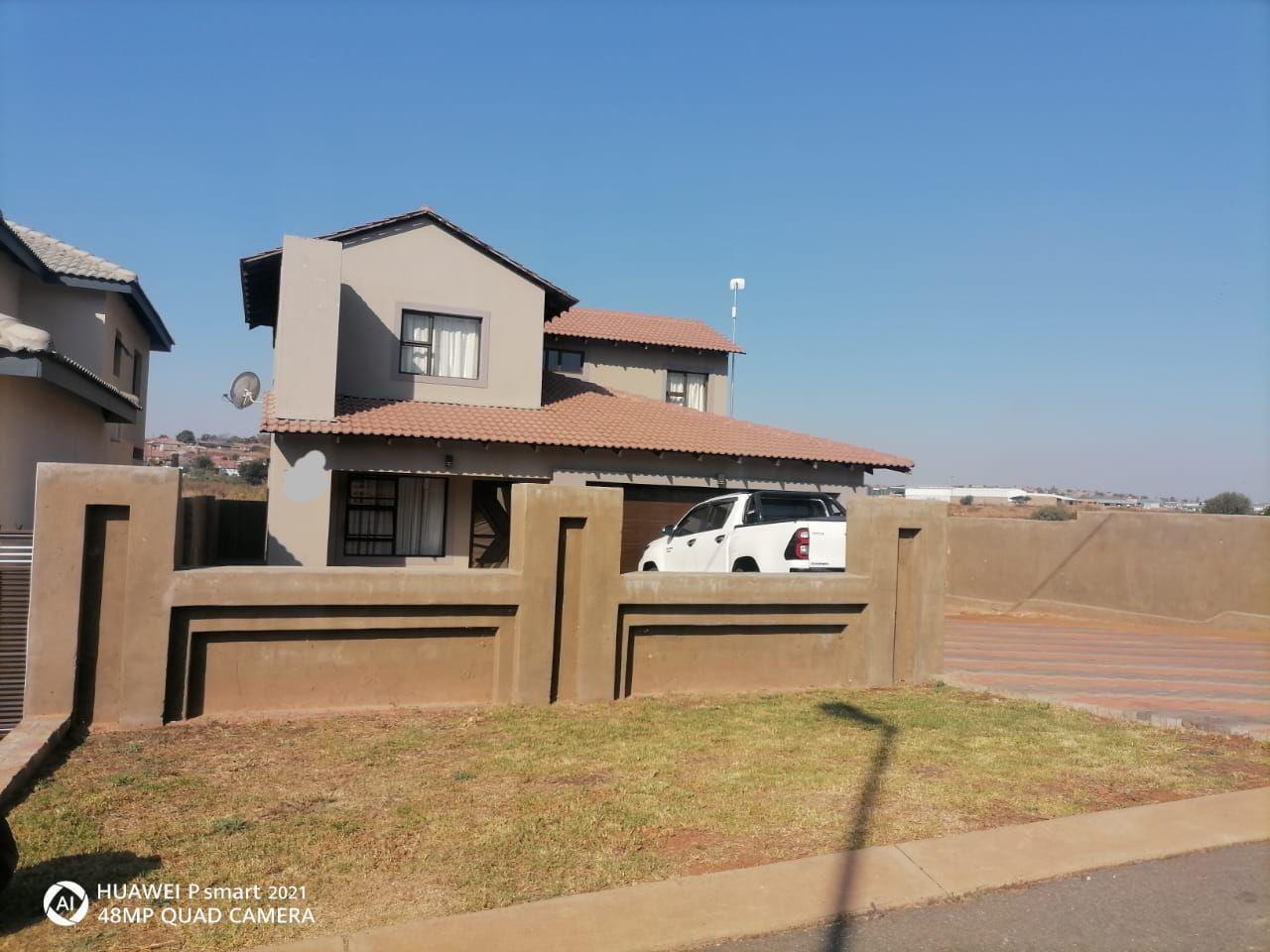 4 Bedroom House for sale in Clayville - P24-116059955