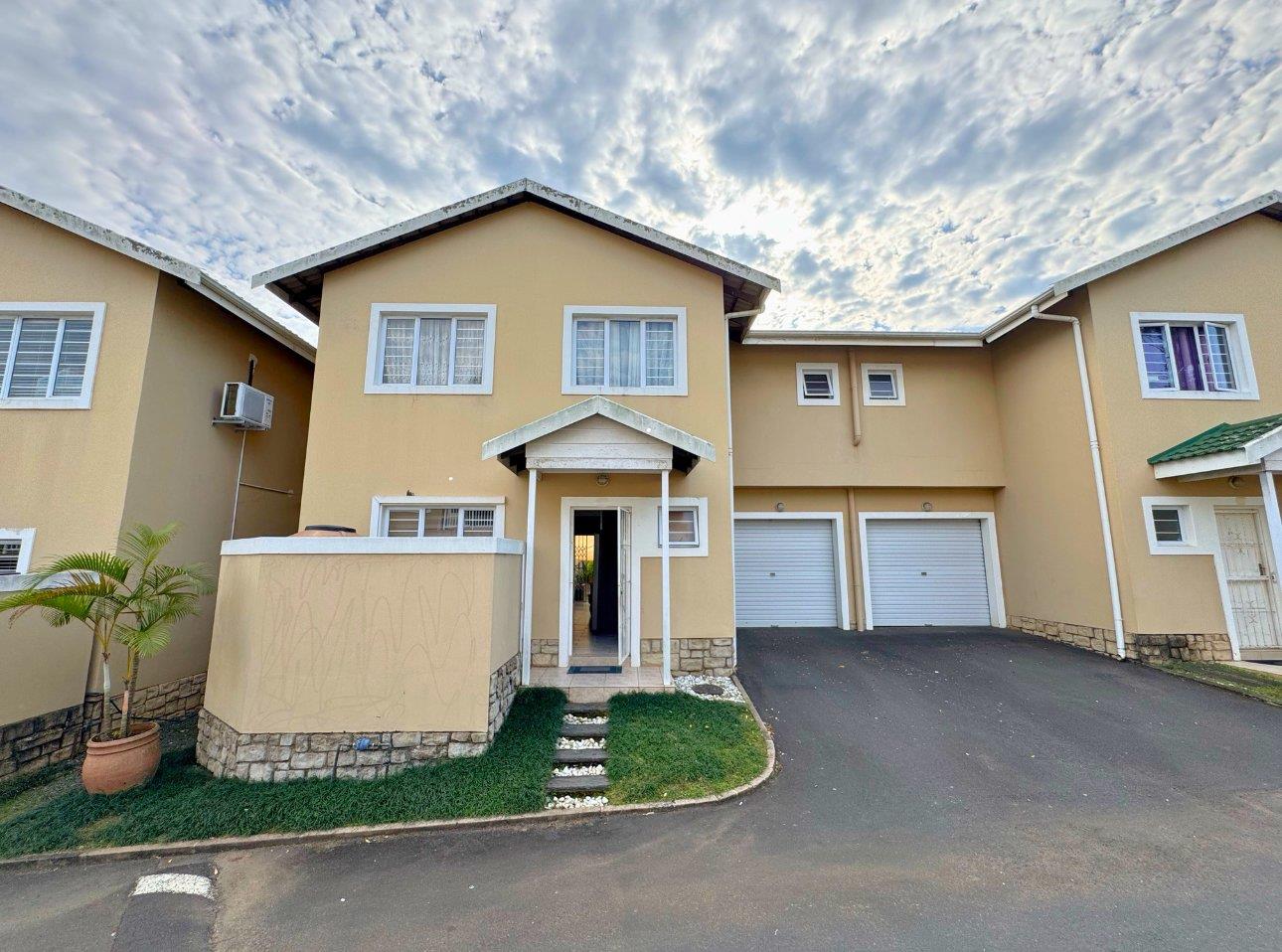 4 Bedroom Townhouse for sale in Mount Edgecombe - P24-116065453