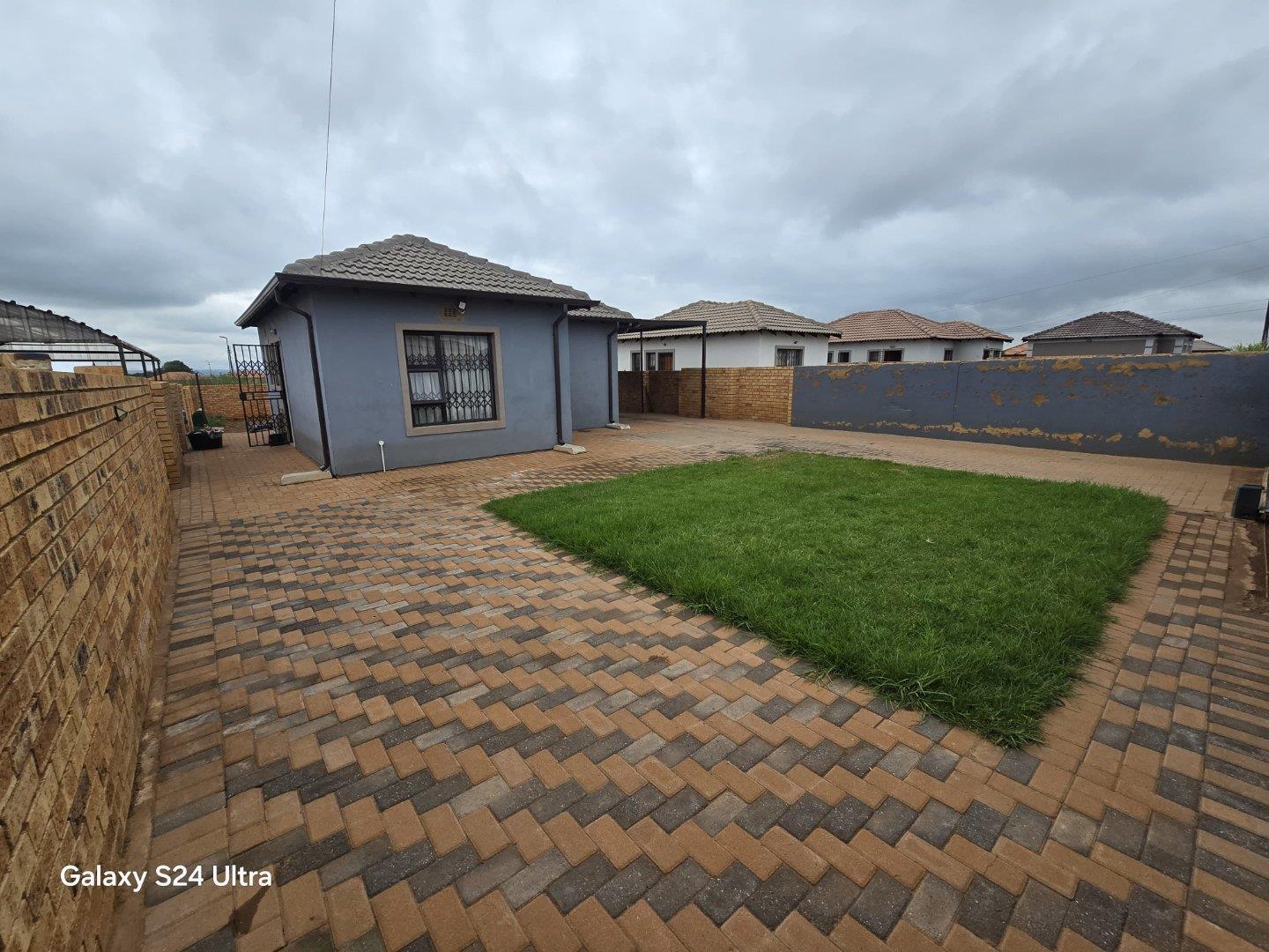 2 Bedroom House for sale in Westonaria - P24-116068897