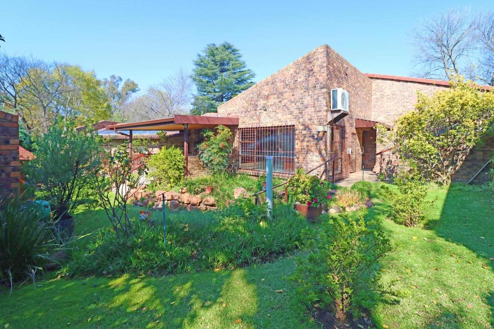 4 Bedroom House for sale in Paulshof - P24-116077270