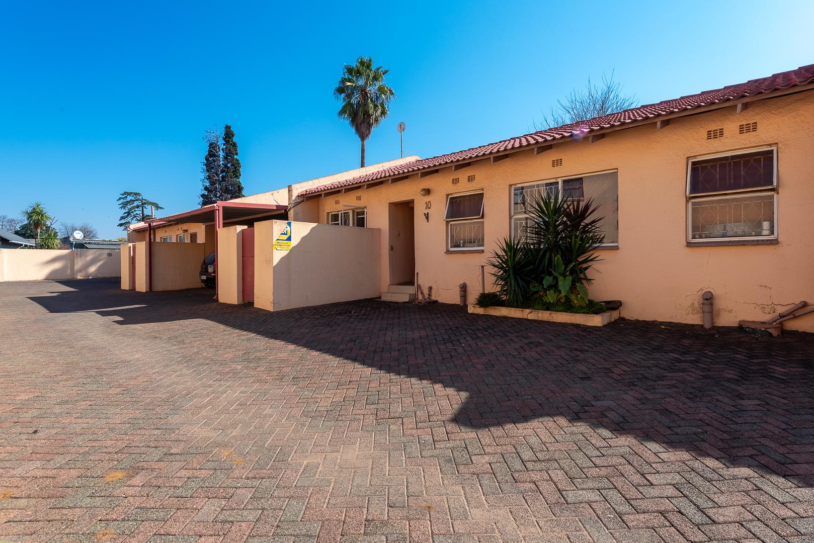 3 Bedroom Townhouse for sale in Kibler Park - P24-116079523