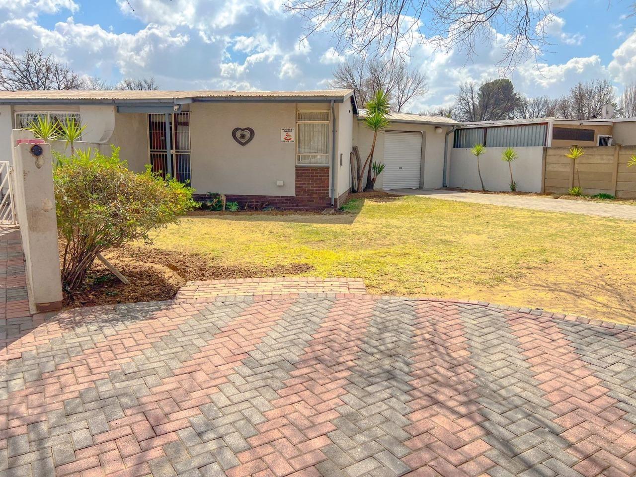 3 Bedroom House for sale in Sasolburg Ext 23 - P24-116081906
