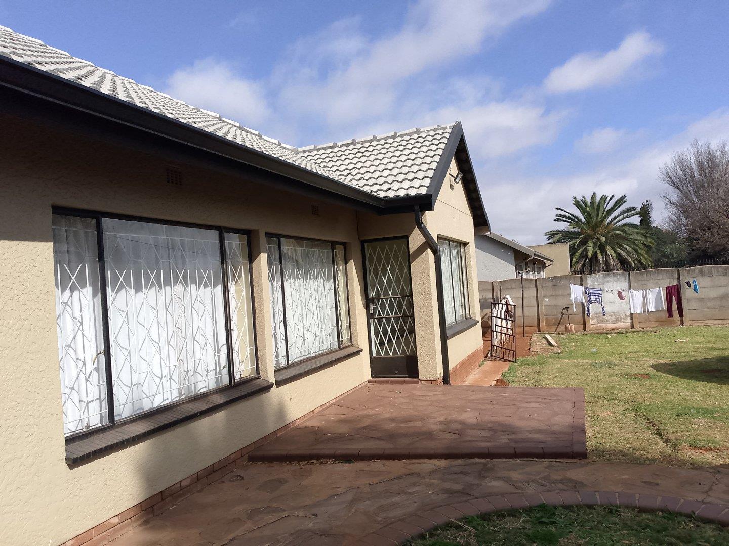 3 Bedroom House for sale in Rondebult - P24-116088114