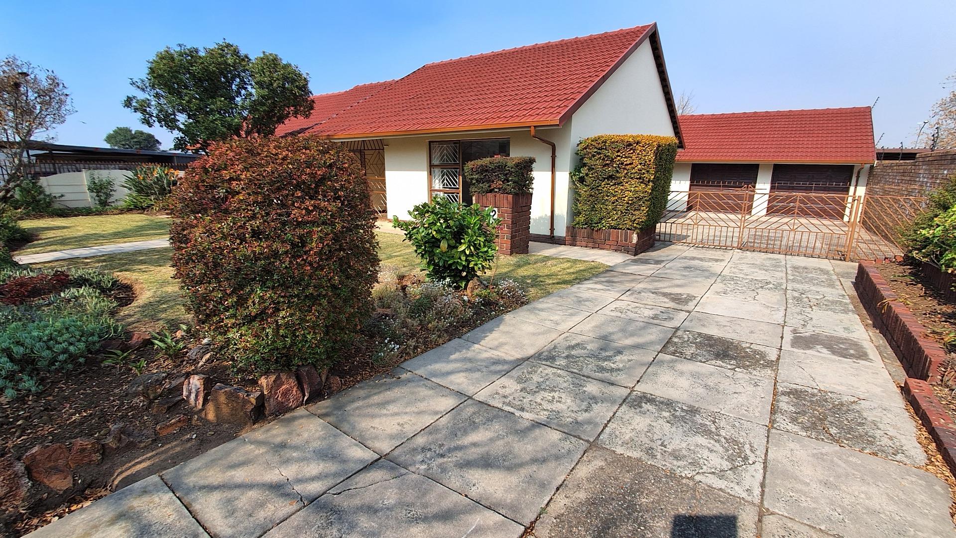 4 Bedroom House for sale in Secunda Central - P24-116089177
