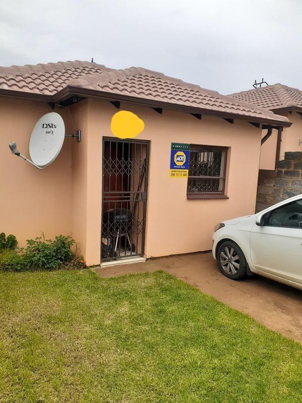 2 Bedroom House for sale in Clayville Industria - P24-116091797