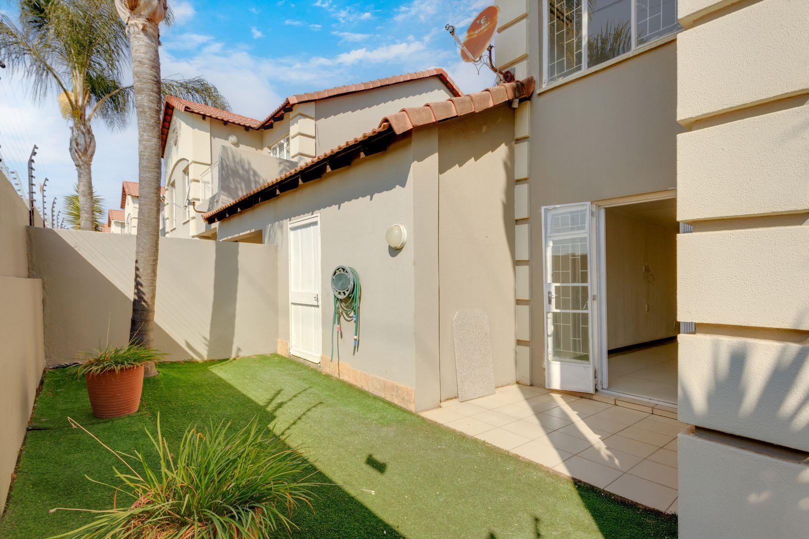 2 Bedroom Townhouse for sale in Sunninghill - P24-116092535