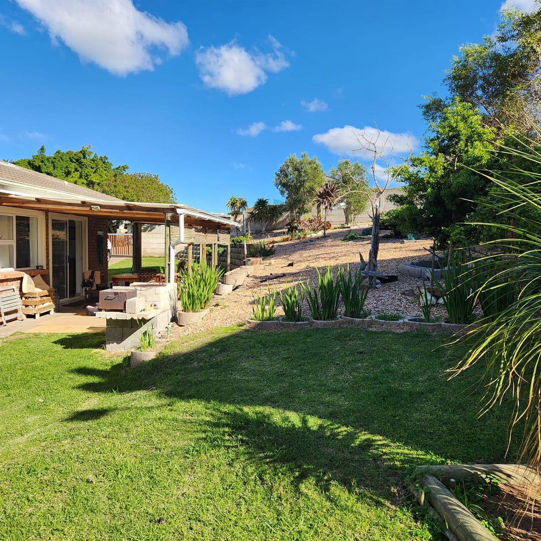 3 Bedroom House for sale in Stilbaai Wes - P24-116092753