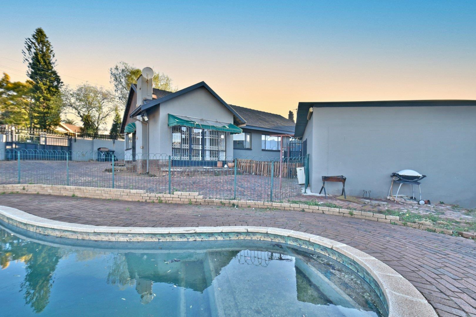 6 Bedroom House for sale in Mondeor - P24-116098595