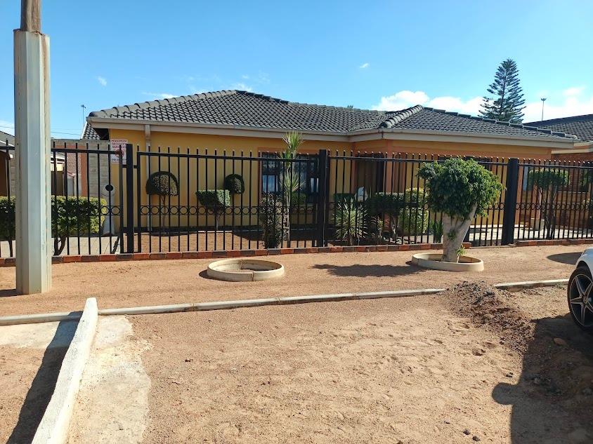 4 Bedroom House for sale in Mabopane - P24-116103336