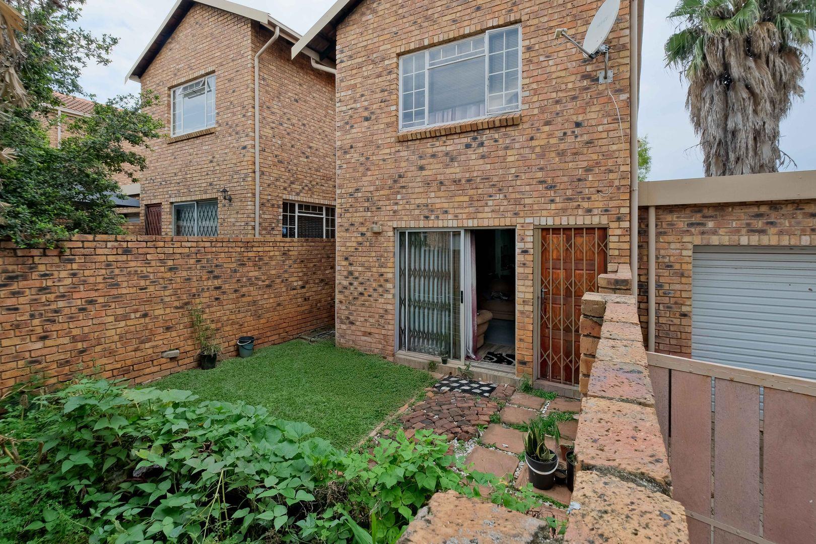 2 Bedroom Townhouse for sale in Wierda Park - P24-116104465