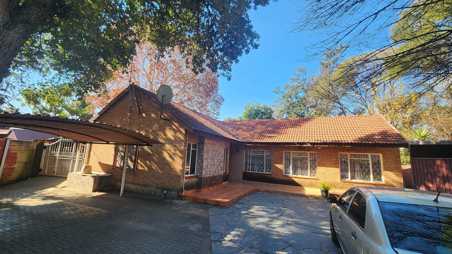 4 Bedroom House for sale in Wierda Park - P24-116104569