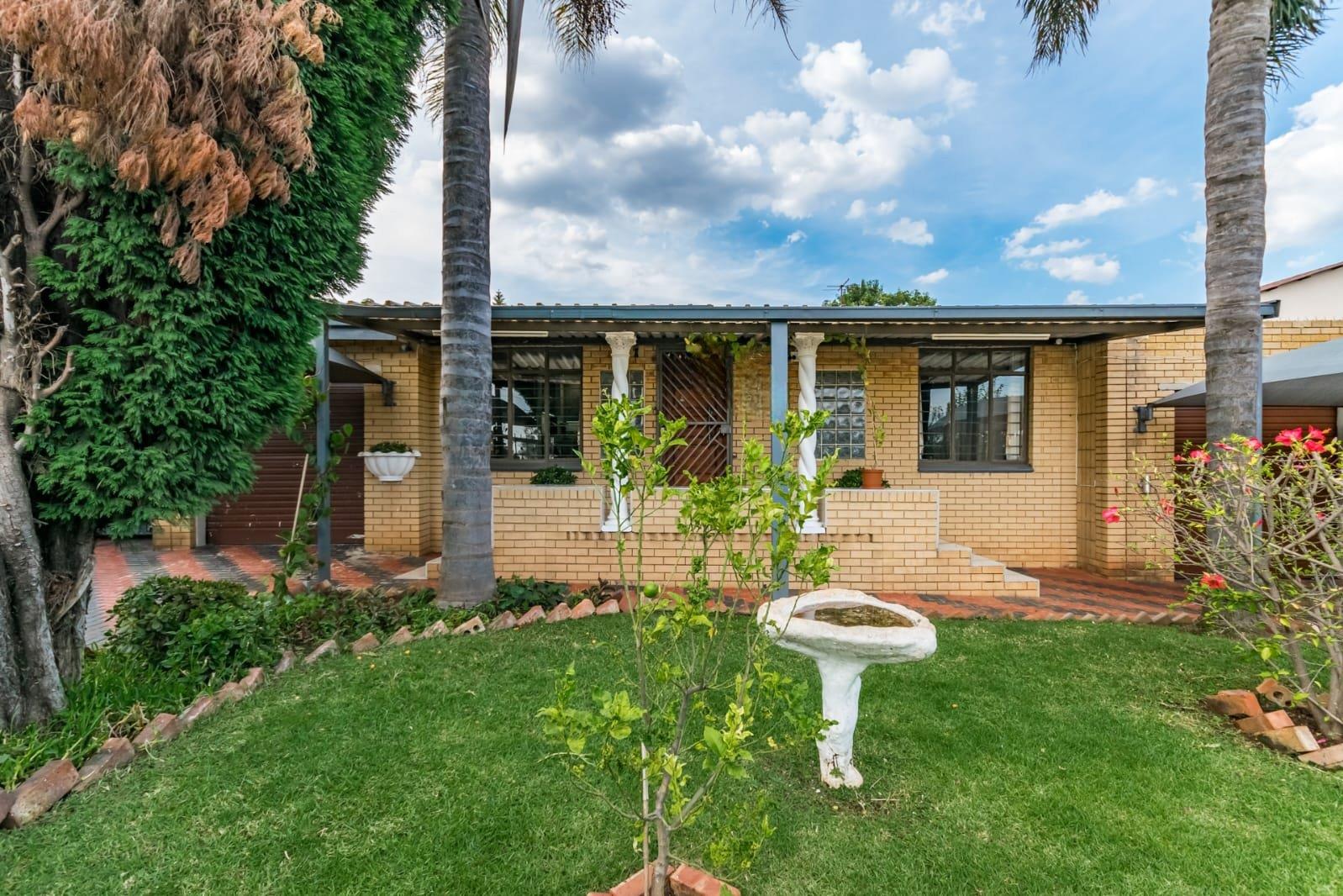 3 Bedroom House for sale in Laudium - P24-116105230