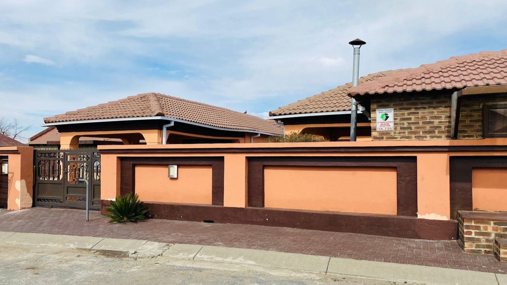 4 Bedroom House for sale in Embalenhle - P24-116107703