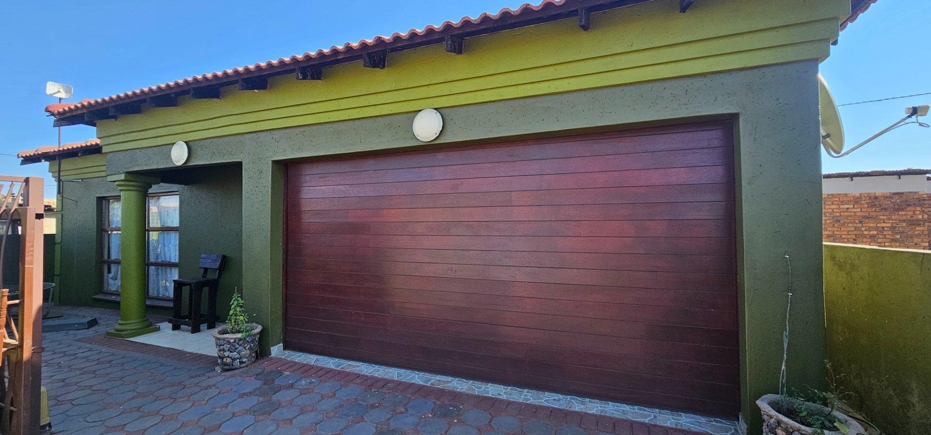 3 Bedroom House for sale in Mhluzi - P24-116109111