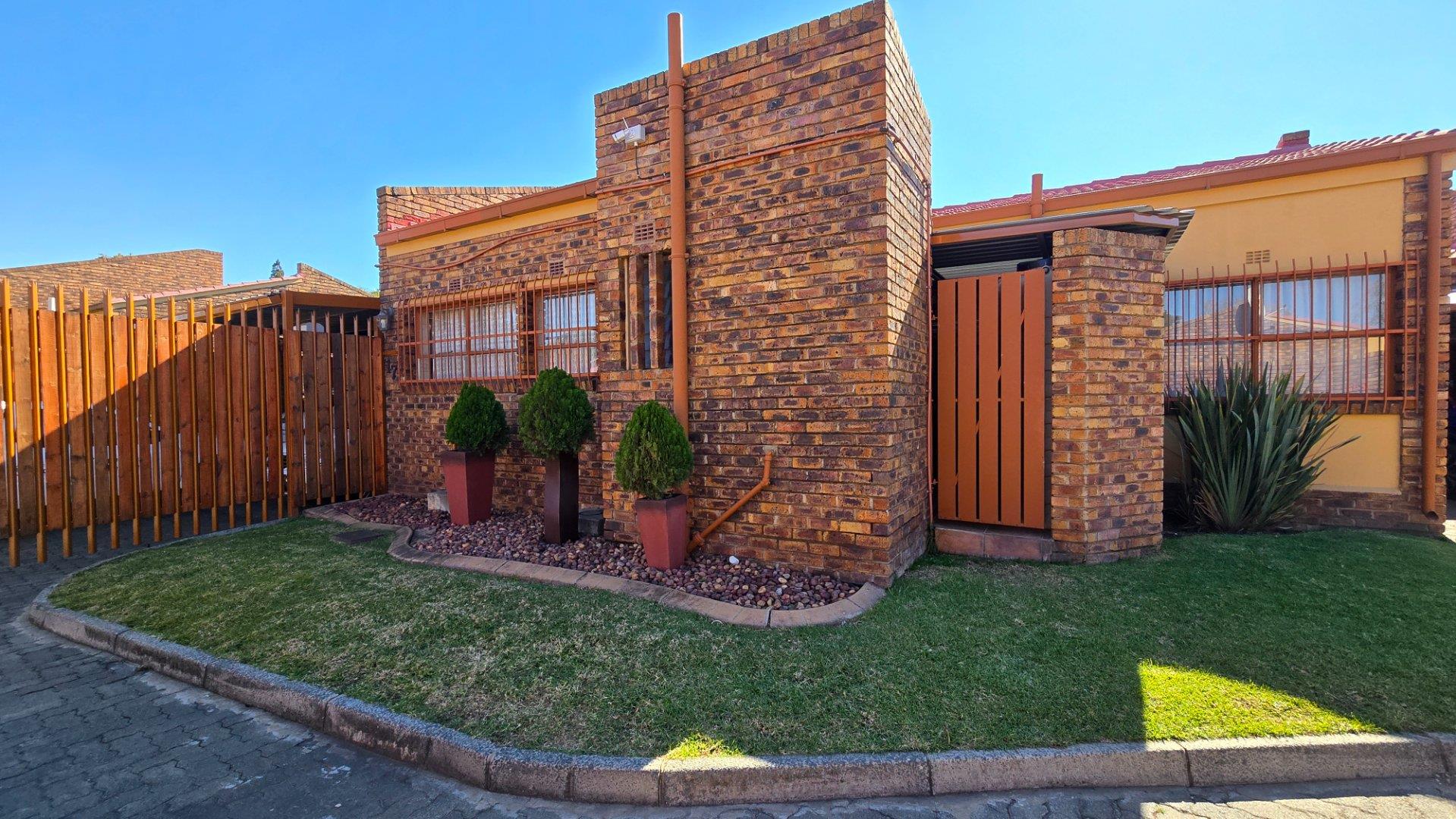 3 Bedroom Townhouse for sale in Vanderbijlpark CE 3 - P24-116115913
