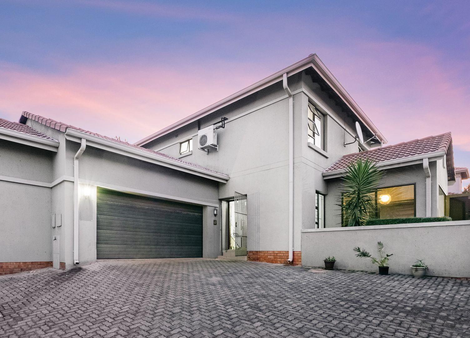 4 Bedroom House for sale in Ruimsig - P24-116116322