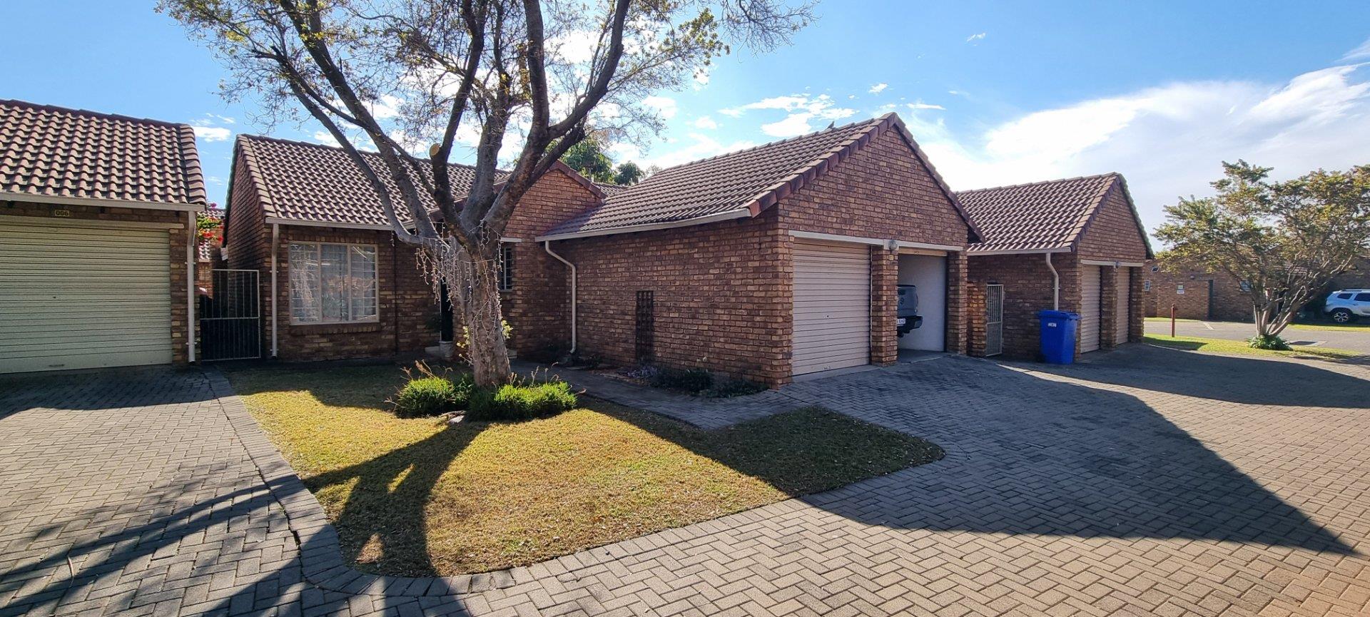 2 Bedroom Townhouse for sale in Pierre Van Ryneveld - P24-116117266