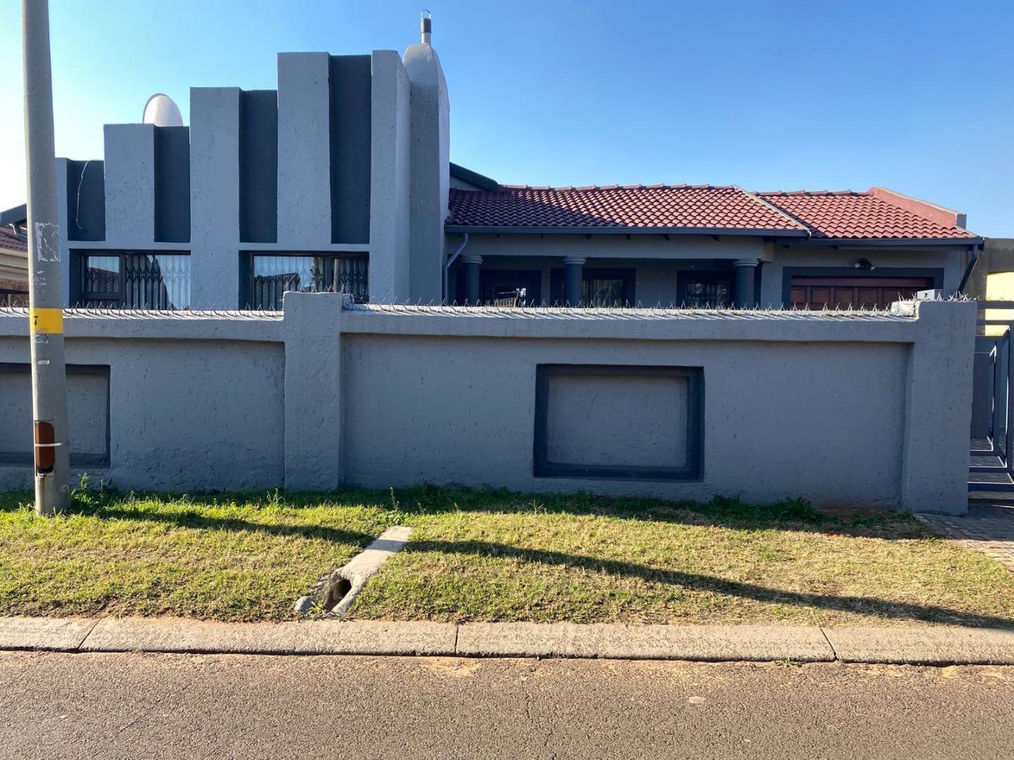 3 Bedroom House for sale in Spruit View - P24-116119426