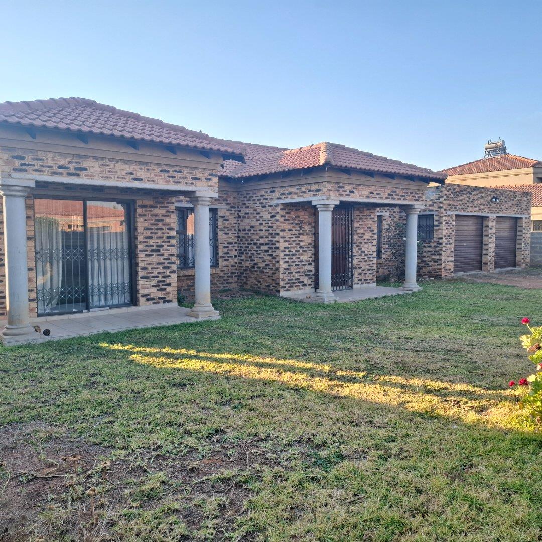 4 Bedroom House for sale in Meyerton Park - P24-116119558