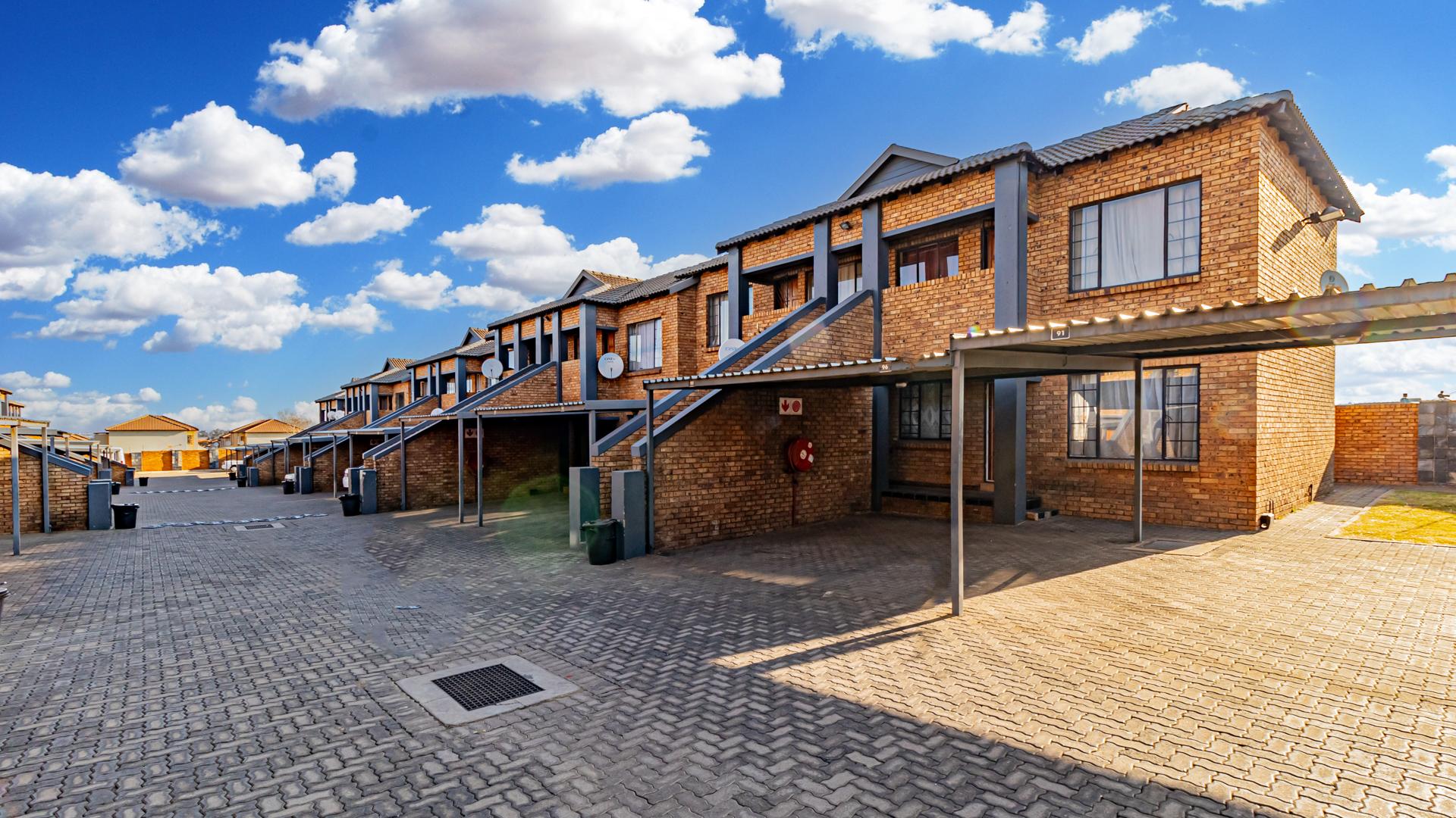 2 Bedroom Townhouse for sale in Elspark - P24-115994890