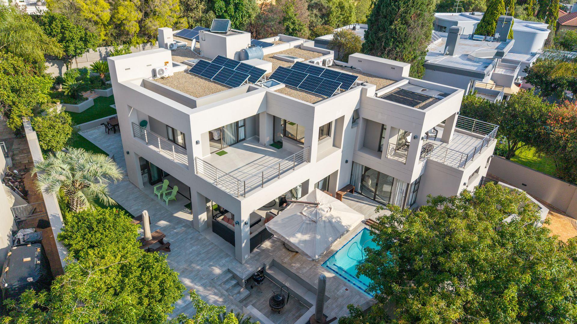 4 Bedroom House for sale in Dainfern Golf Estate - P24-116132224