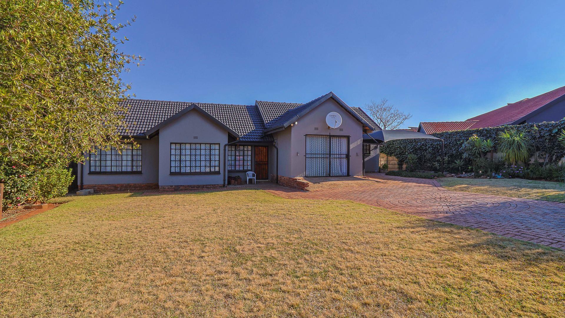 3 Bedroom House for sale in Witpoortjie - P24-116317978