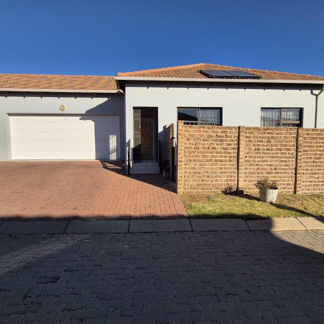 3 Bedroom Townhouse for sale in Parkrand - P24-116142724
