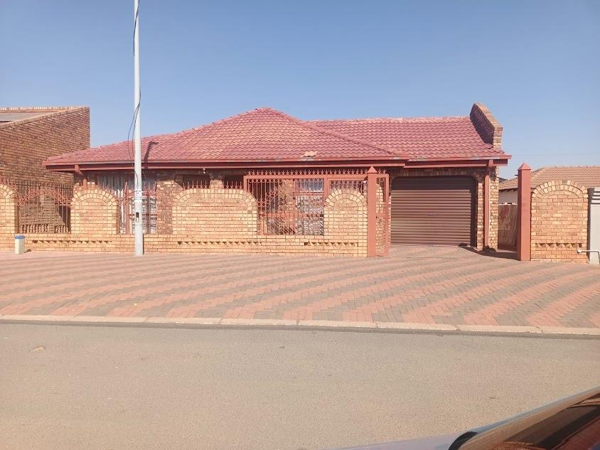 4 Bedroom House to rent in Mabopane - P24-116144384