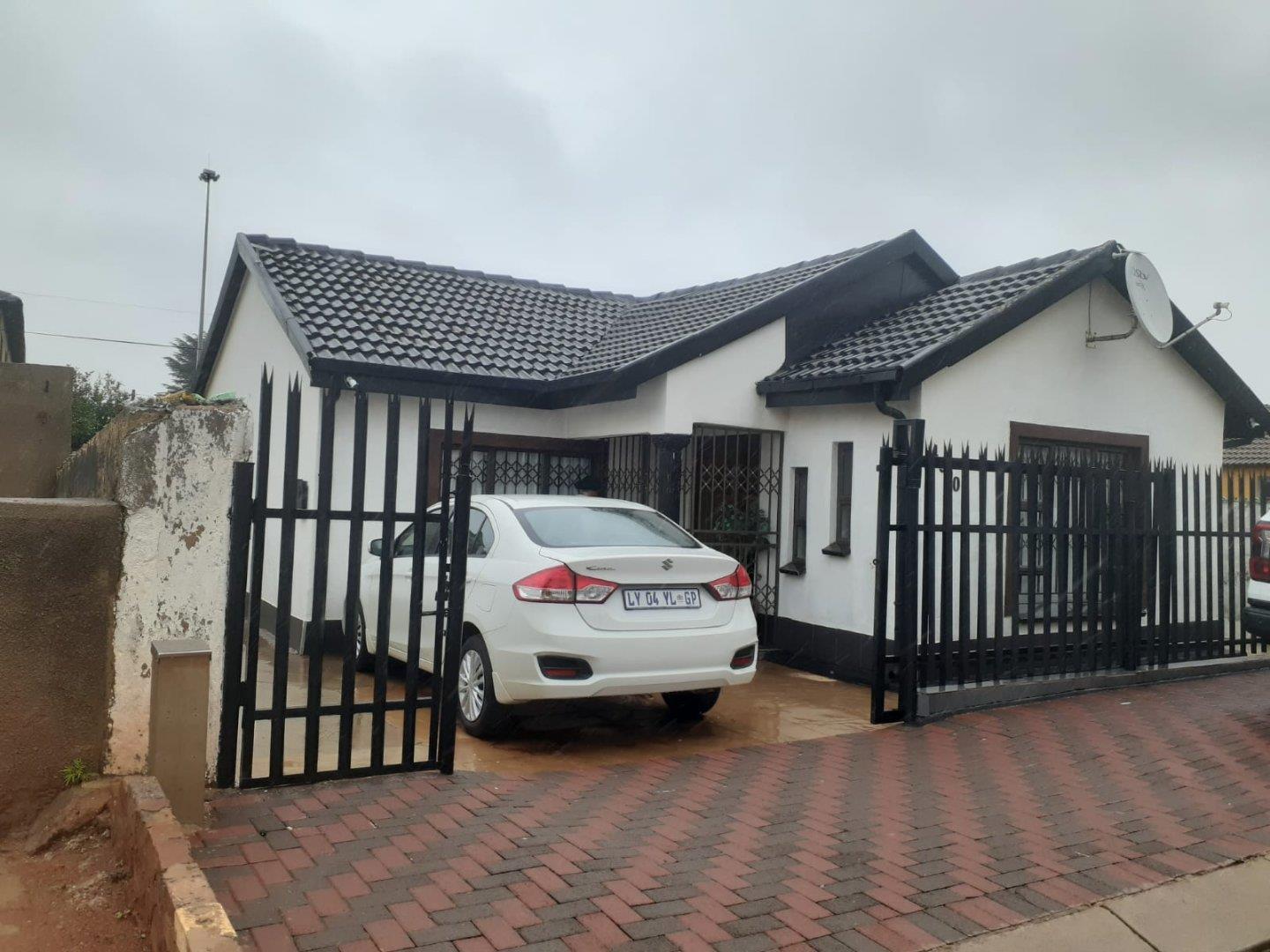 2 Bedroom House for sale in Mohlakeng - P24-116146221